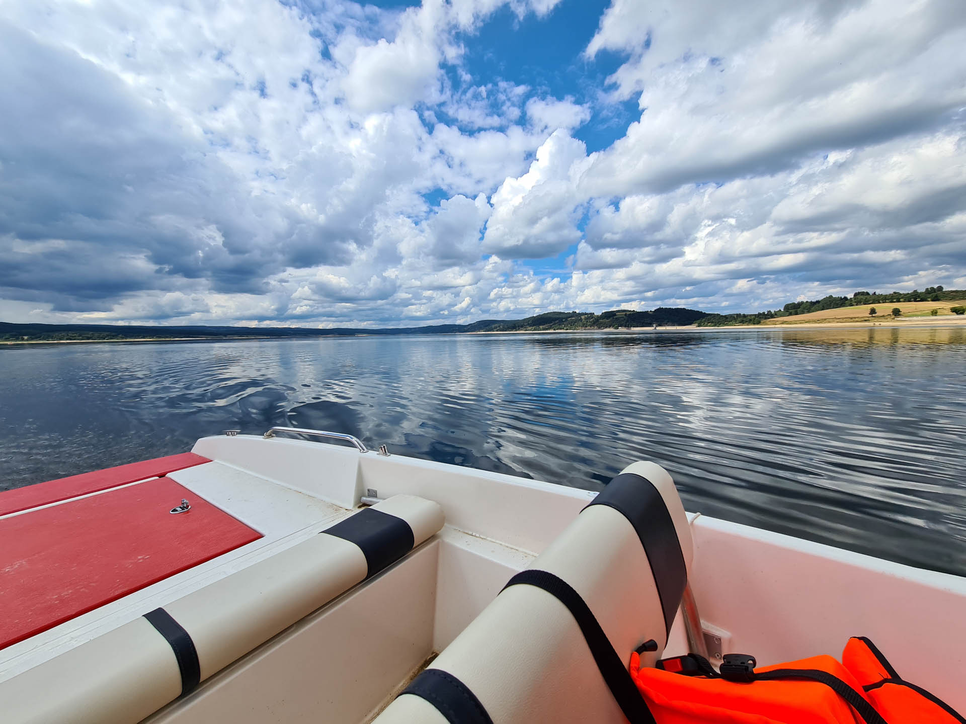 Le Lac de Naussac - Office de Tourisme de Langogne